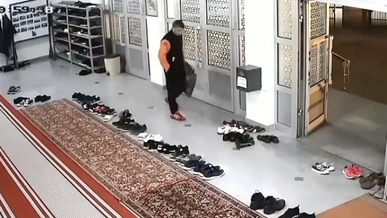 Sramno: Dok su vjernici klanjali, lopov im krao obuću