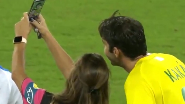 Sutkinja mu pokazala žuti karton, a zatim izvadila mobilni i napravila ...