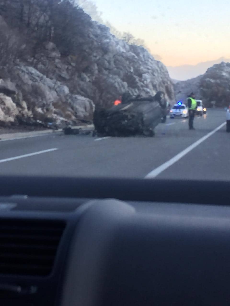 Nezgoda na putu Podgorica-Cetinje: Automobil završio na krovu