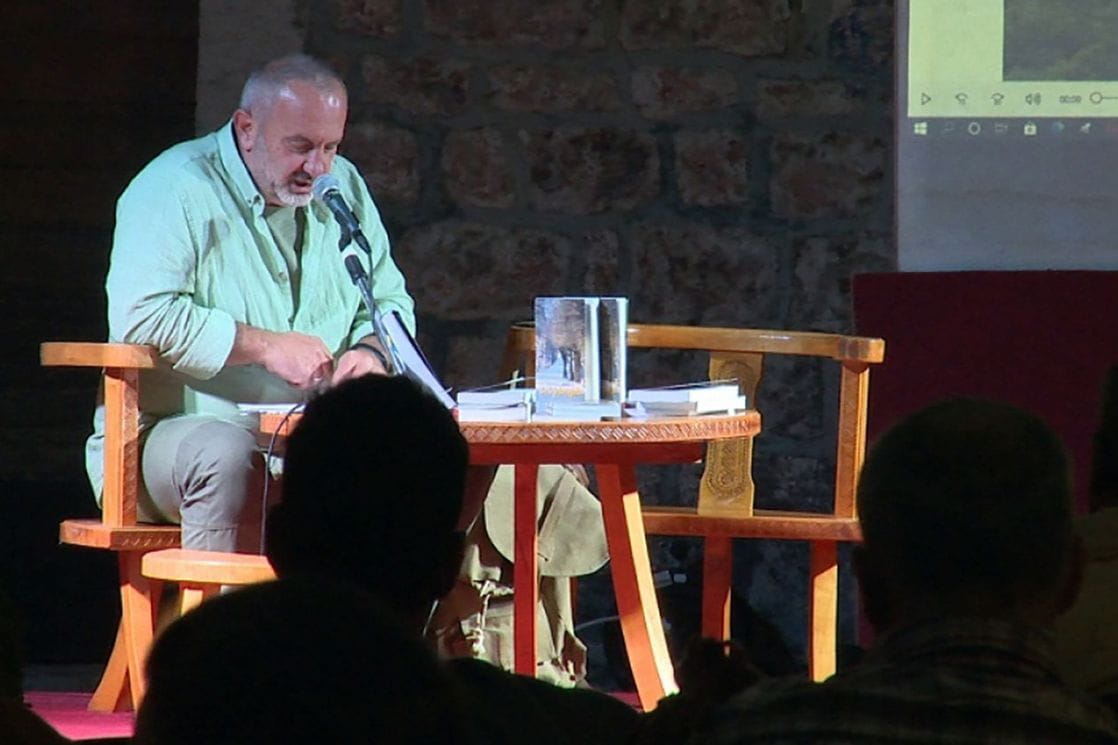 (VIDEO) Momčilo Zeković ispred Biljarde promovisao novu knjigu poezije ...