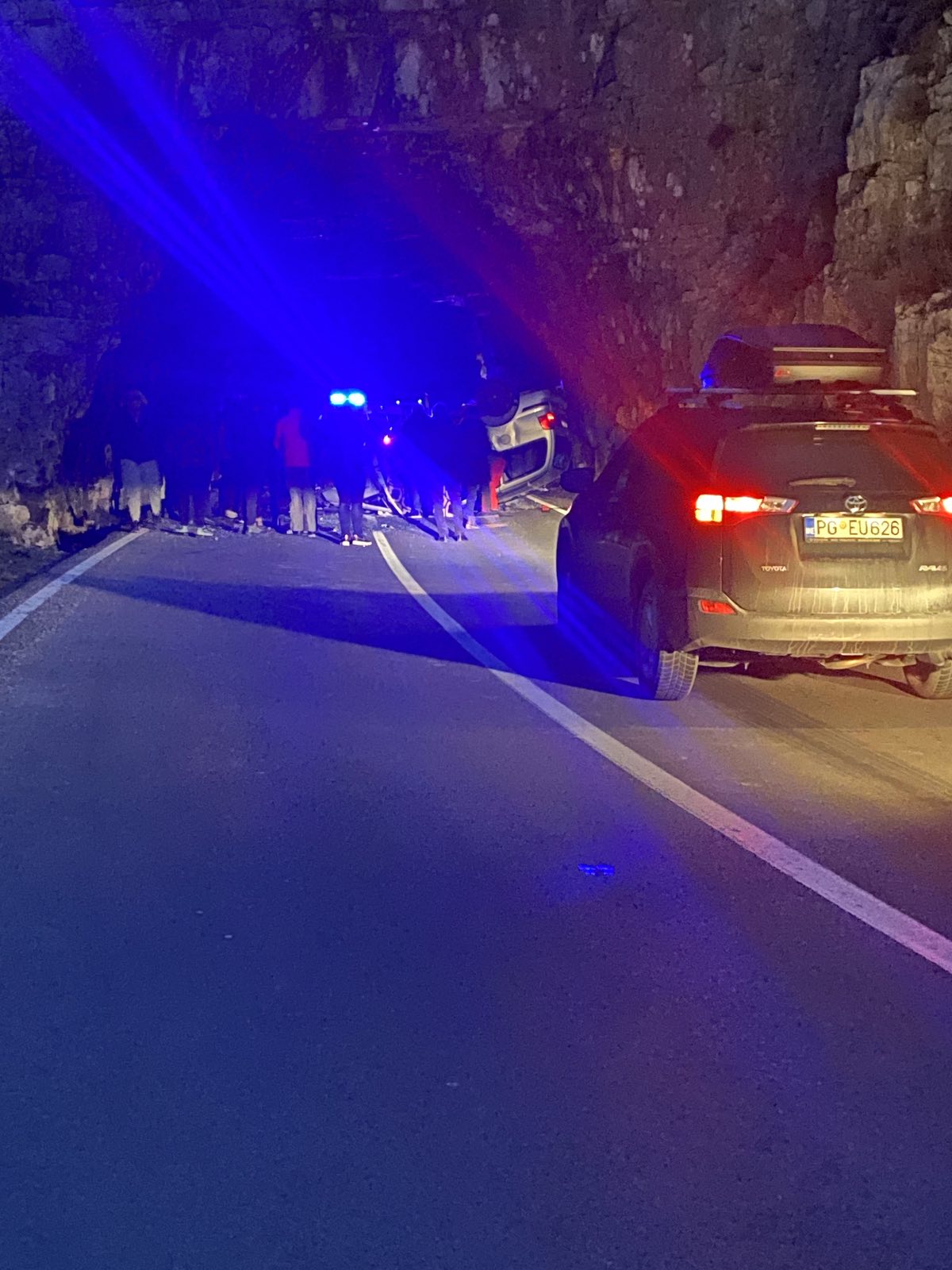 Saobraćajna nezgoda u kanjonu Morače: Automobil završio na krovu