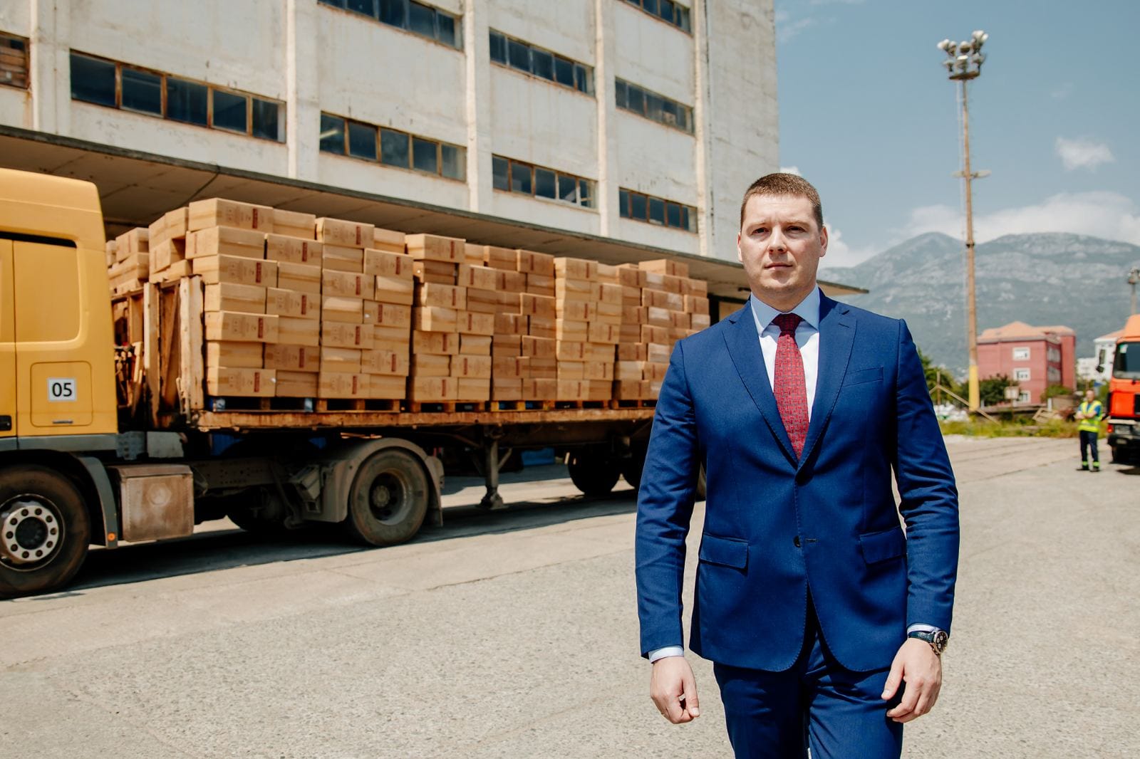AFERA ,,UNIŠTAVANJE CIGARETA“: Milošević pao, Adžić na meti