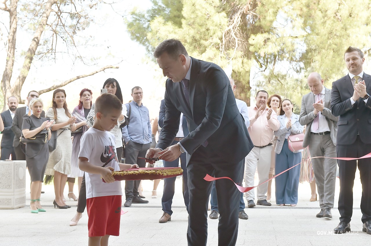 Otvorena osnovna škola Novka Ubović u Tološima: Moderno zdanje za 1.200 ...