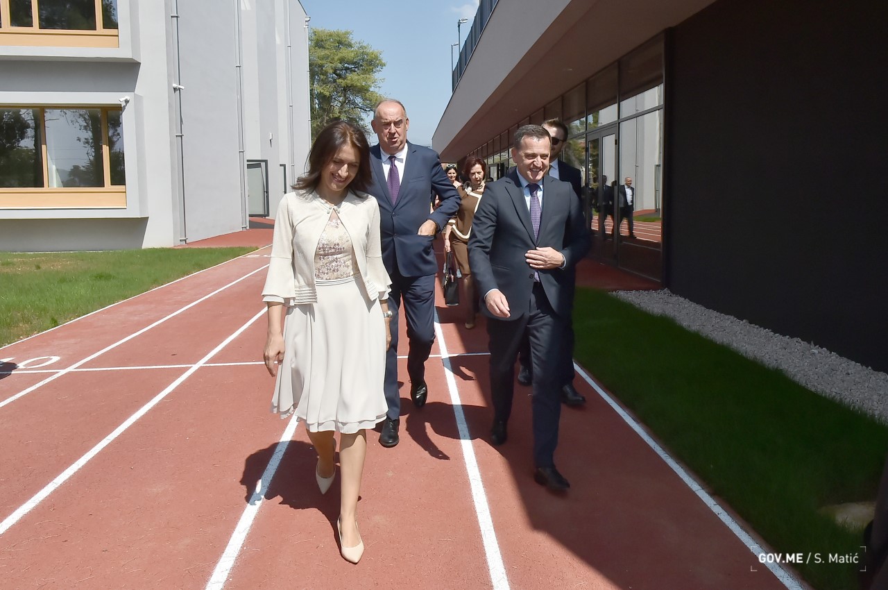 Otvorena osnovna škola Novka Ubović u Tološima: Moderno zdanje za 1.200 ...