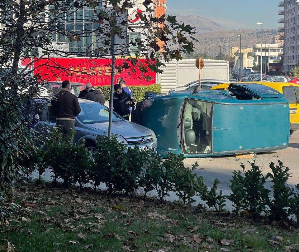 Udes u City kvartu: Automobil završio na krovu