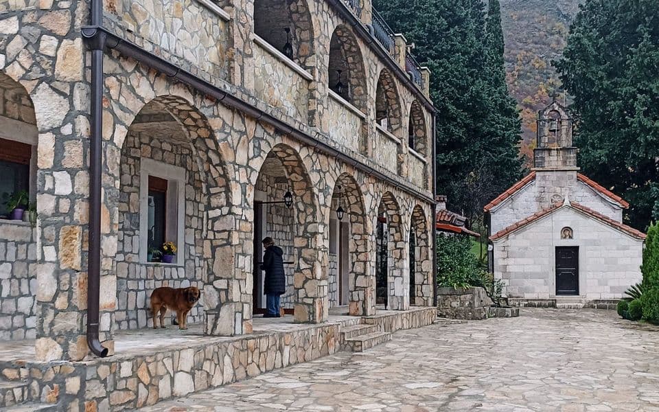 MANASTIR DUGA NA BIOČU: Nelegalni konak dominira manastirskim dvorištem