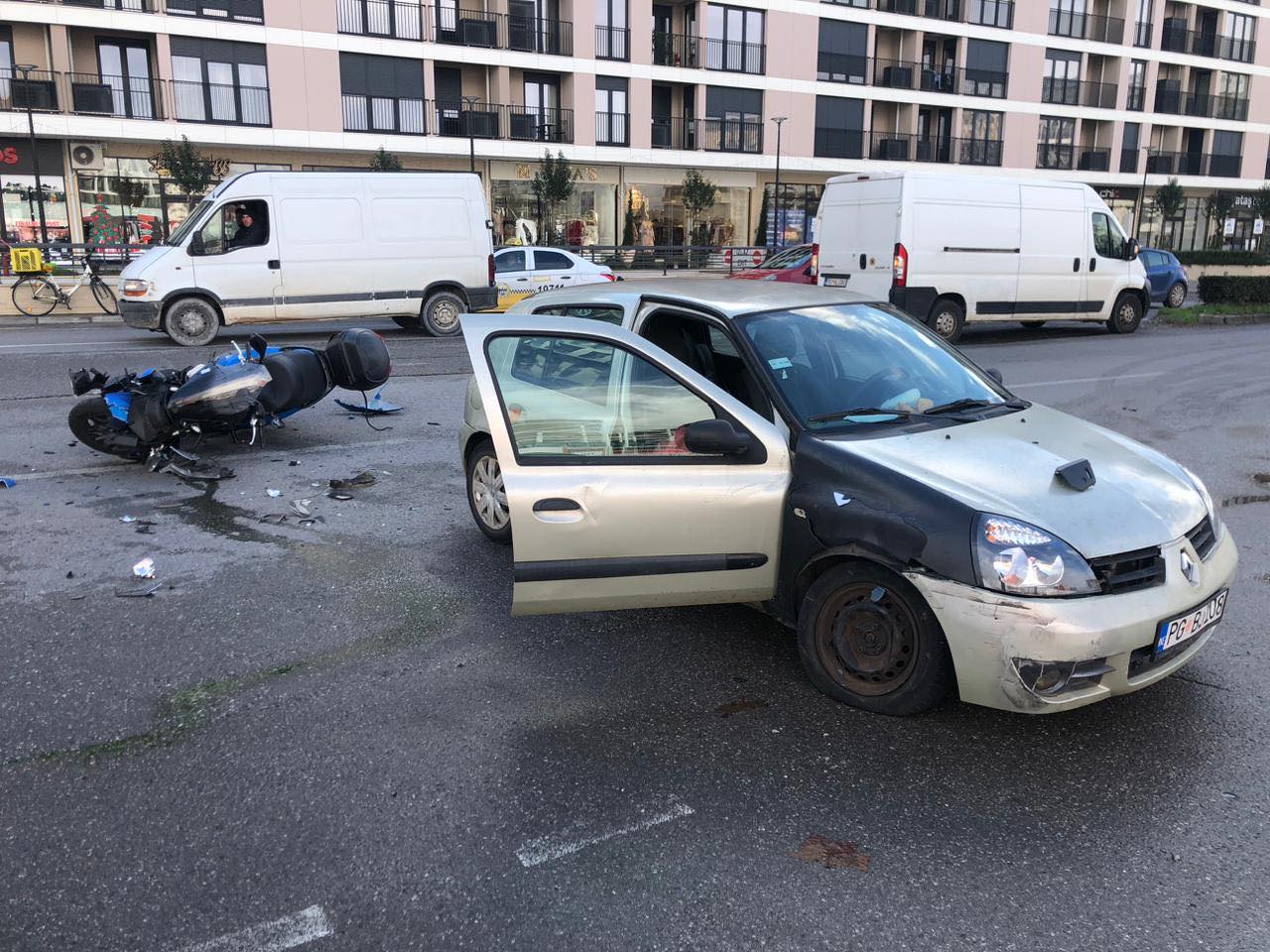 Udes u Podgorici, oboren motociklista (FOTO) Udes u Podgorici, oboren motociklista (FOTO)