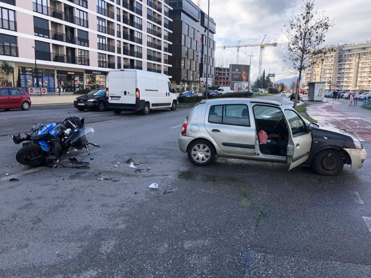 Udes u Podgorici, oboren motociklista (FOTO) Udes u Podgorici, oboren motociklista (FOTO)