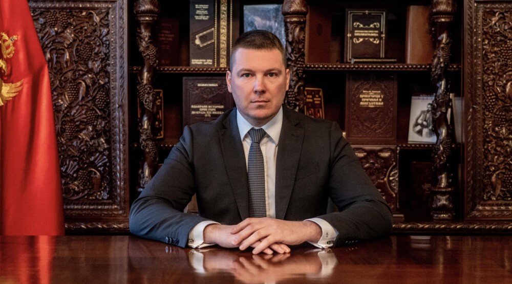 Adžić: Ne morate je voljeti, ali je morate poštovati