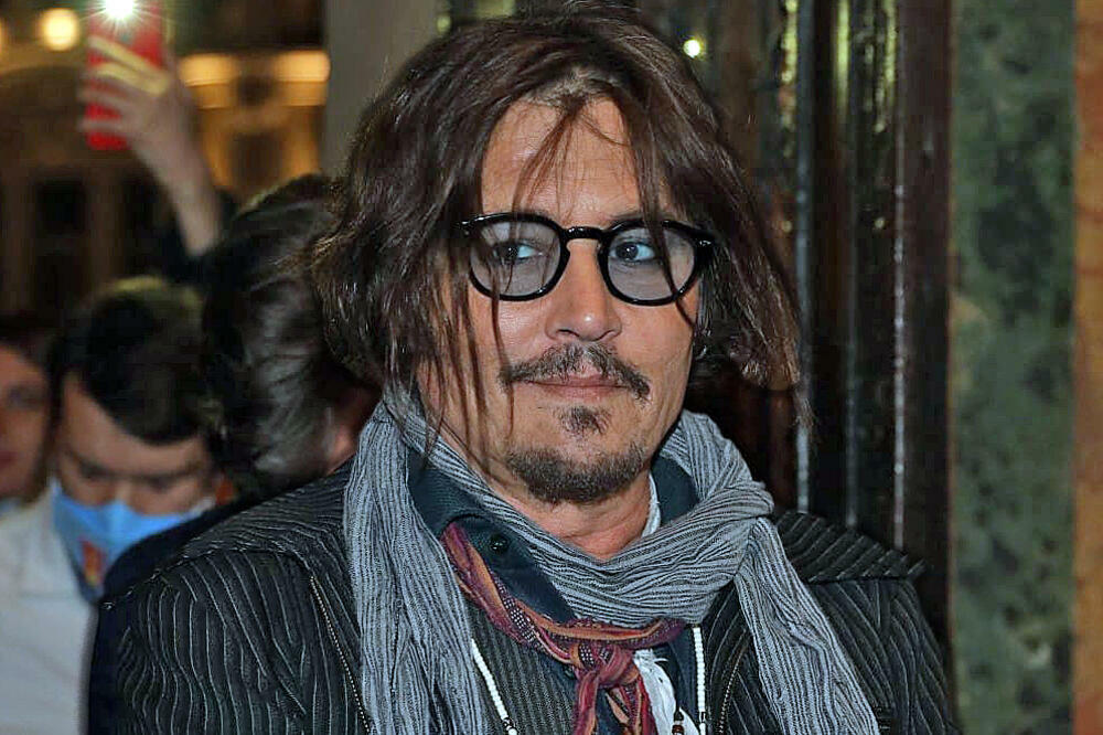 Džoni Dep snimljen kako hoda uz pomoć štapa