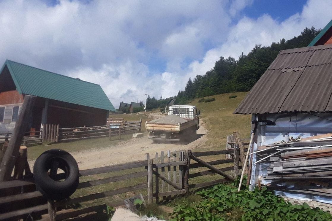 Vozila nekontrolisano krstare zaštićenom zonom Komova