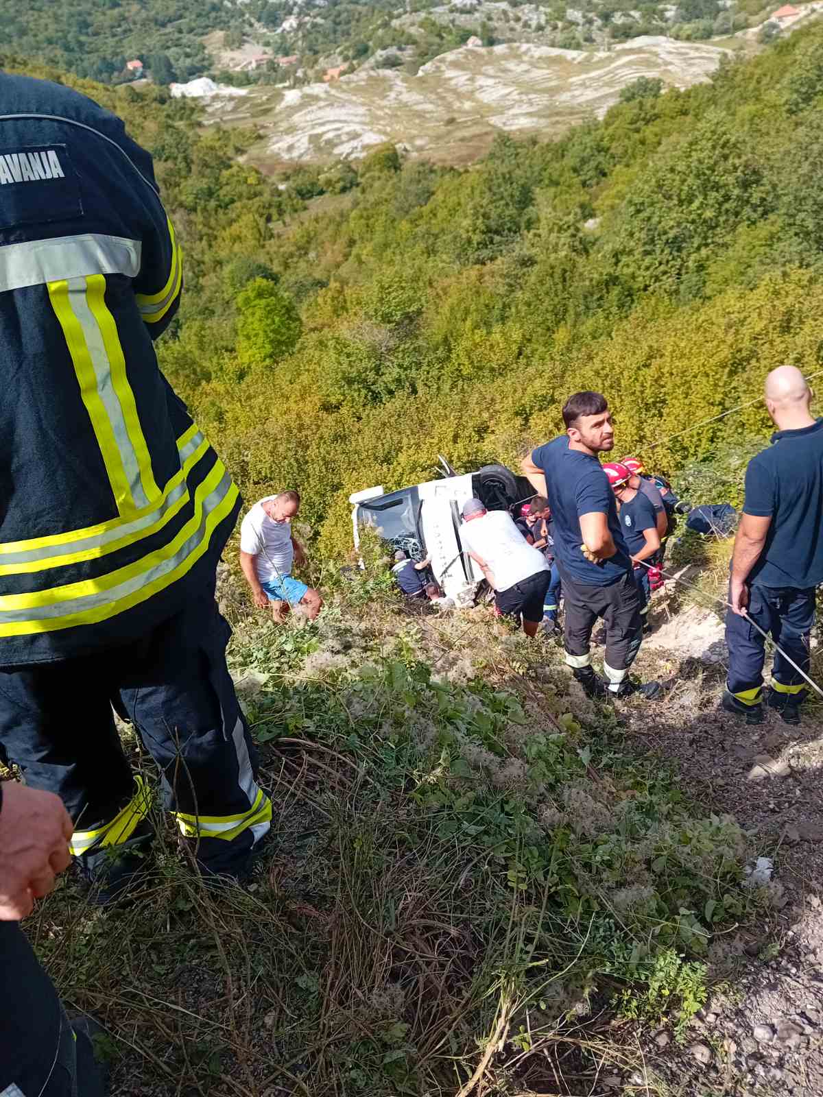 Tragedija na Obzovici: Poginule dvije osobe, 28 povrijeđenih, potresne scene ispred Kliničkog centra