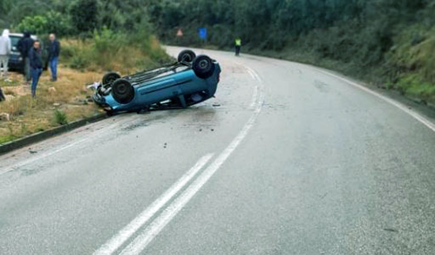 Udes kod Utjehe: Automobil proklizao, pa završio na krovu, lakše povrijeđeni Ulcinjani