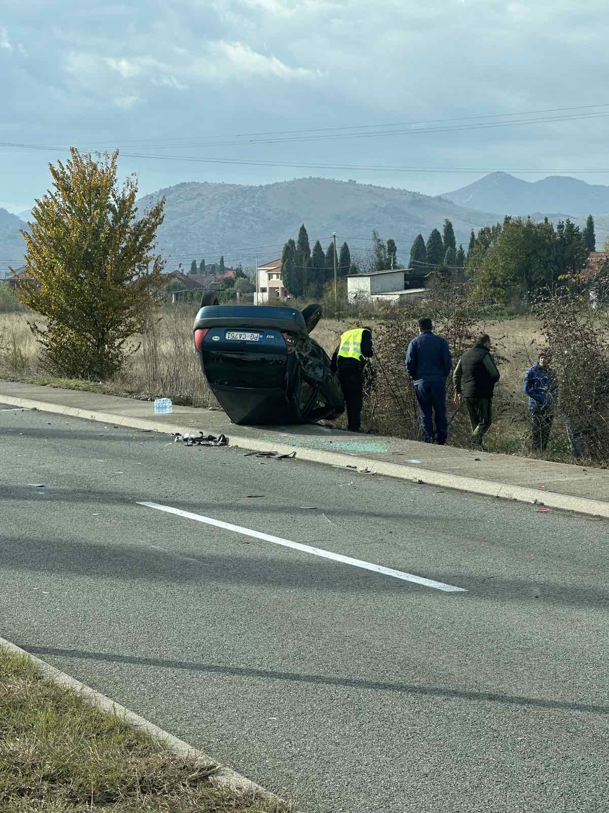Sudar u Zeti: Dvije osobe povrijeđene, automobil završio na krovu