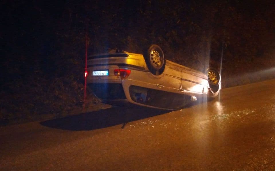 Udes na putu Bijelo Polje – Ribarevine: Automobil završio na krovu