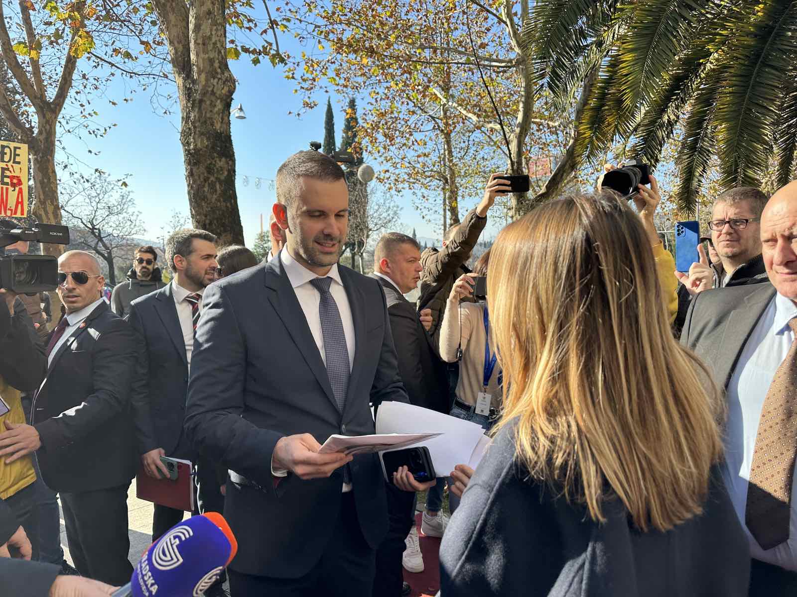 FOTO/VIDEO Protest ispred Skupštine: “Dok se institucije igraju gluvih ...