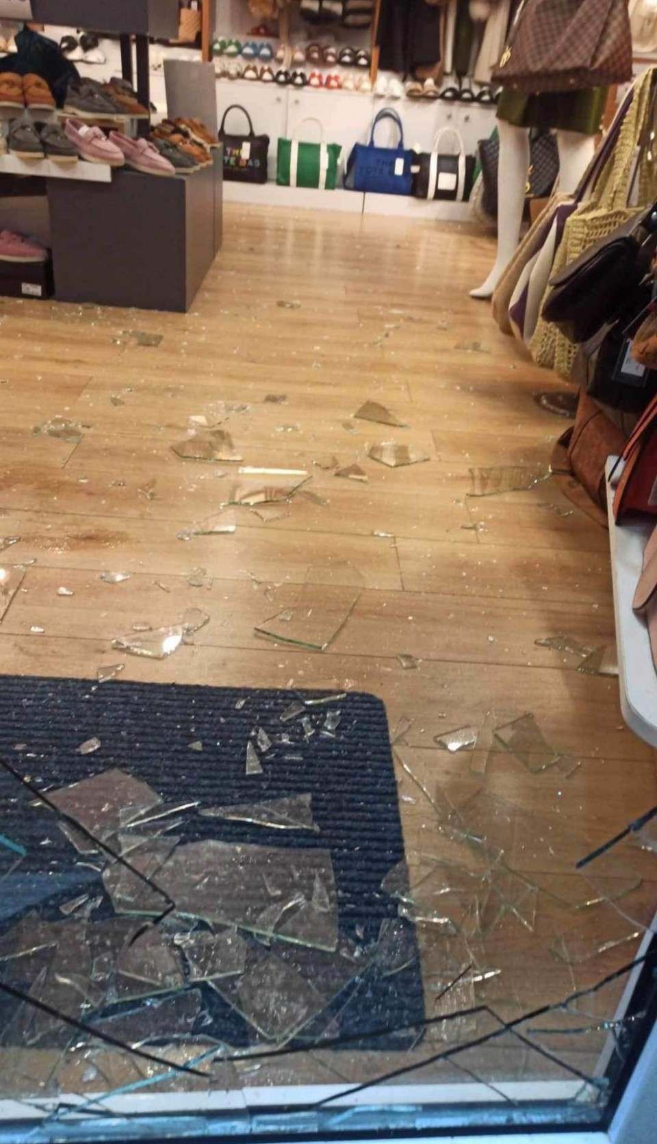 Budva: Obijen butik u Starom gradu, ukradeni roba i novac