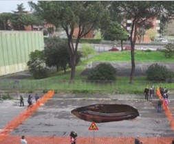 Otvorila se ogromna rupa na ulici u Rimu i „progutala“ dva automobila