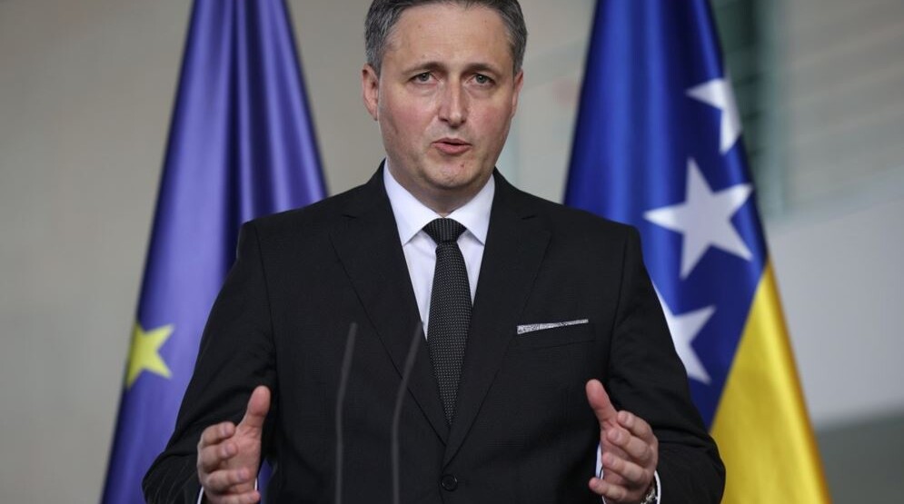 Bećirović: Mi nikome nismo plaćali 500.000 dolara da bude uzdržan, Rezolucija o Srebrenici čista ...