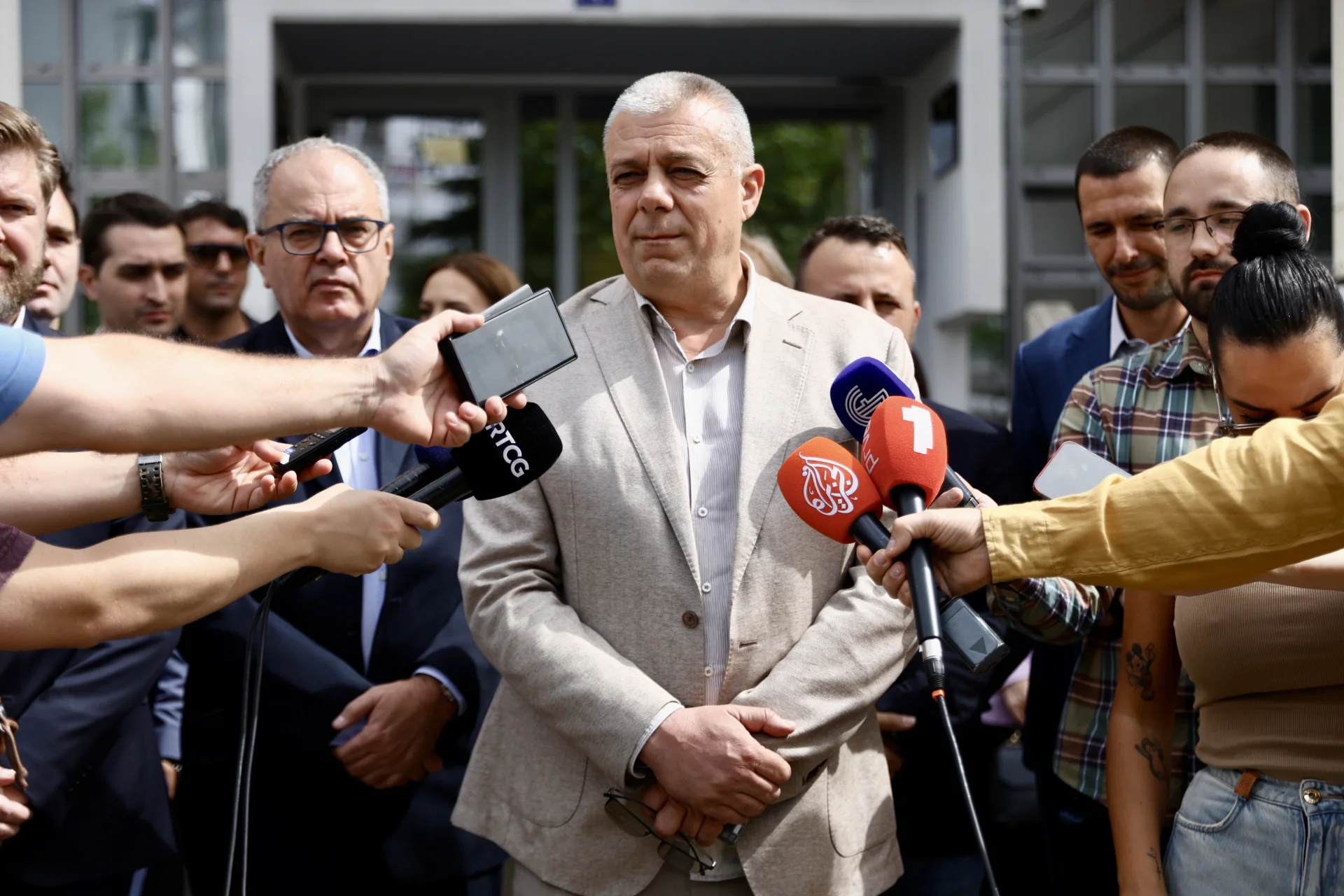 (FOTO/VIDEO) Protest advokata zbog napada na Simonovića; Mićović ...