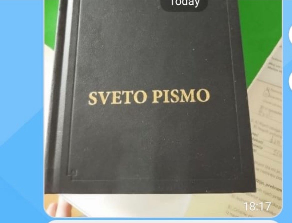 KLERIKALIZACIJA DJECE: Učenici tokom posjete Sajmu knjiga na poklon dobili Sveto pismo