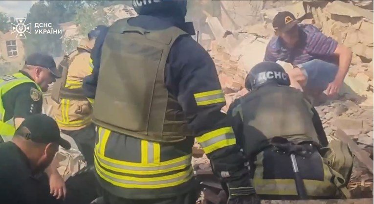 Silovit ruski raketni napad na rodni grad Zelenskog, najmanje šestero ... Silovit ruski raketni napad na rodni grad Zelenskog, najmanje šestero ...