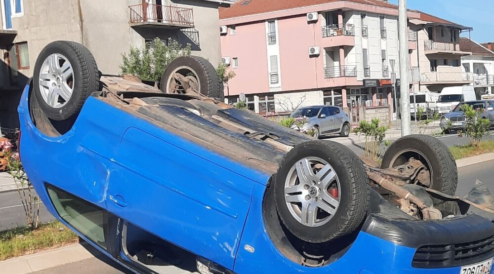 Udes na Starom aerodromu: Vozilo završilo na krovu, dvije osobe lakše povrijeđene