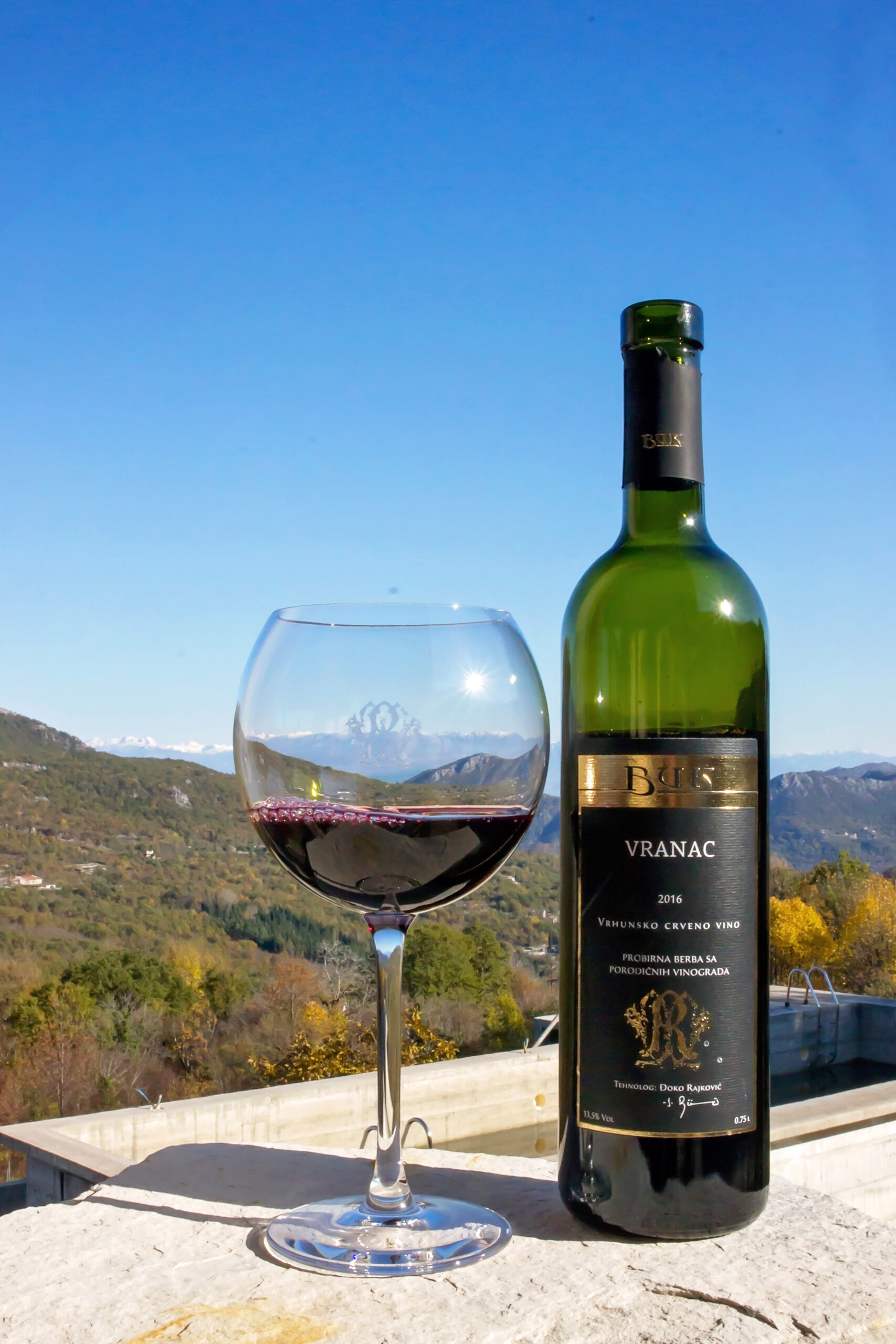 Crmničko vino, kao pjesma o ljubavi koja budi uspomene