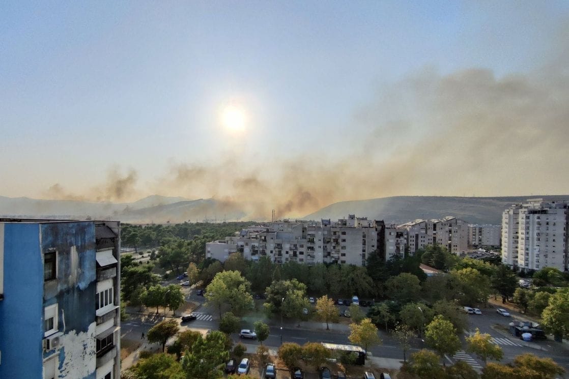 Podgorica pod dimom: Bukti više požara, gori i kod Tološke šume