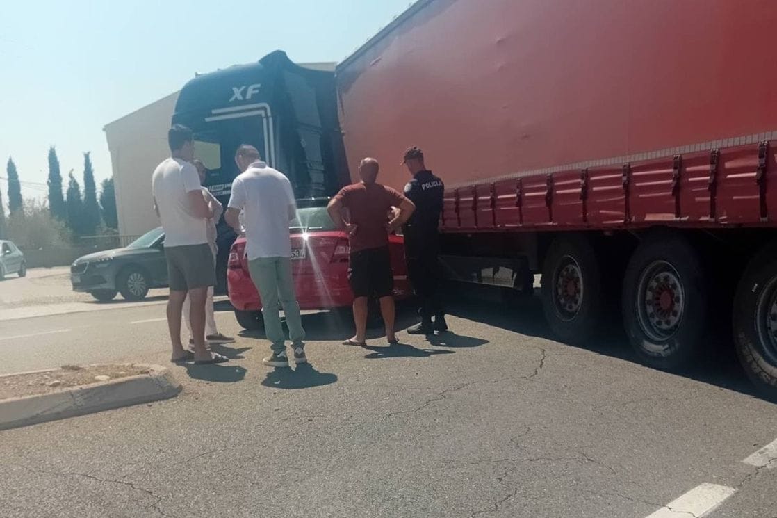 Podgorica: Udes na kružnom toku kod KIPS-a, sudarili se šleper i automobil
