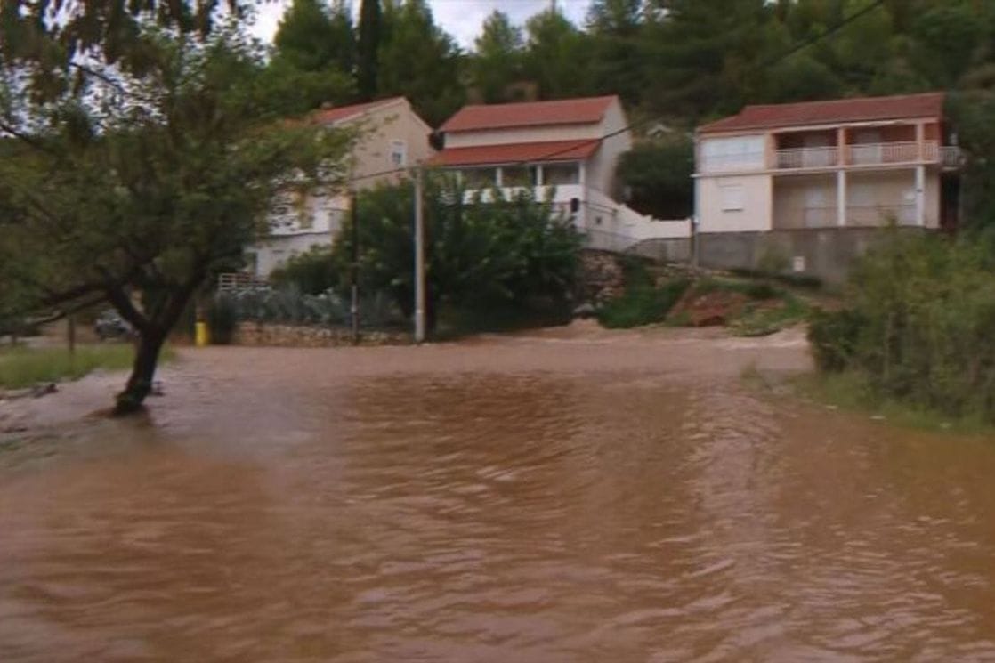 Nevrijeme napravilo haos Dalmaciji: Vodena bujica probila u kuće ...