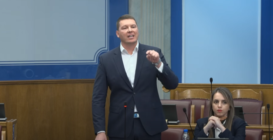 (VIDEO) Burno u Skupštini: Adžić Šaranoviću: Vi ste najveća kukavica