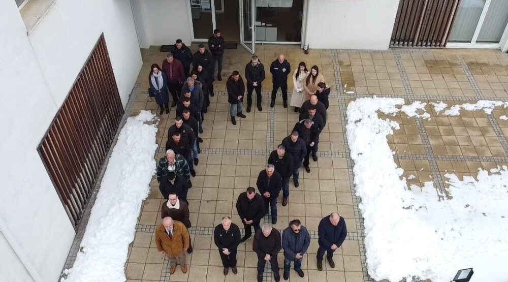 Zaposleni u Opštini Petnjica simboličnim formiranjem broja 12 i ćutnjom ...