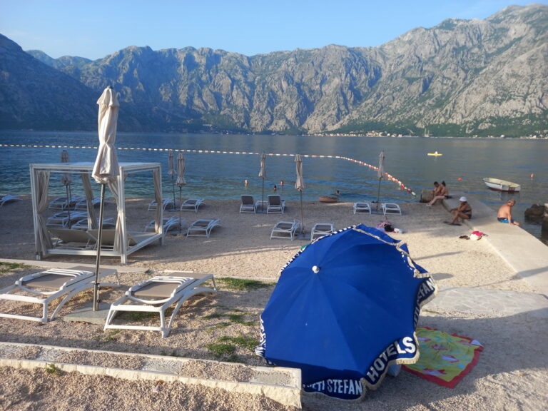 Mjesne zajednice Stoliv i Prčanj: Morsko dobro otima javnu plažu Markov ...