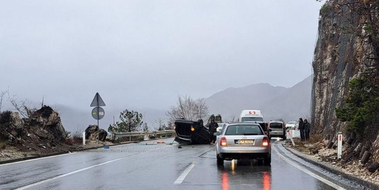 Saobraćajna nezgoda na putu Podgorica – Cetinje: Automobil završio na krovu