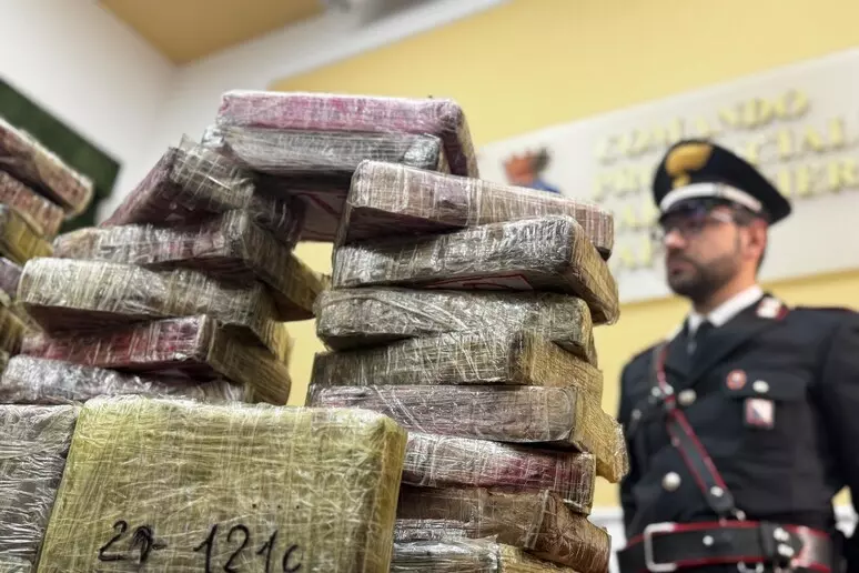 Velika akcija u Italiji: Policija zaplijenila kokain vrijedan 10 ... Velika akcija u Italiji: Policija zaplijenila kokain vrijedan 10 ...