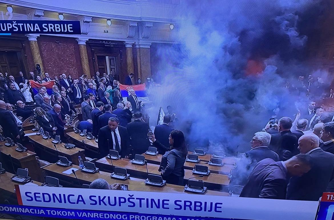 (VIDEO) HAOS u Skupštini Srbije: Sukobili se poslanici, bačene dimne bombe i baklje