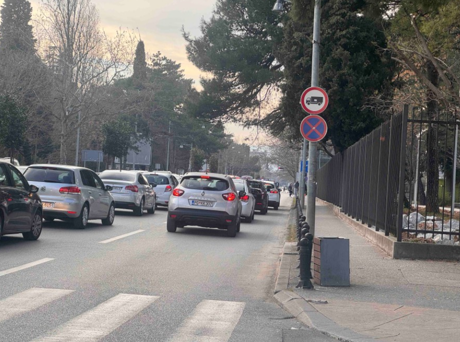 Podgorica: Oborena pješakinja ispred Hiltona, odvežena u KCCG