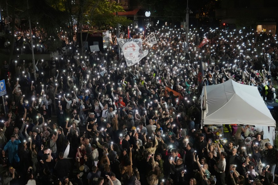 Studenti u Beogradu sedmu noć blokirali RTS, prisutan bio veliki broj ...