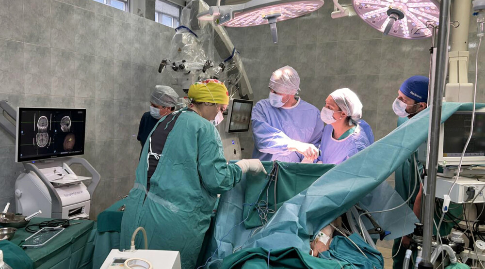 KCCG: Prvi put u Crnoj Gori urađena neurohirurška operacija uz upotrebu ...