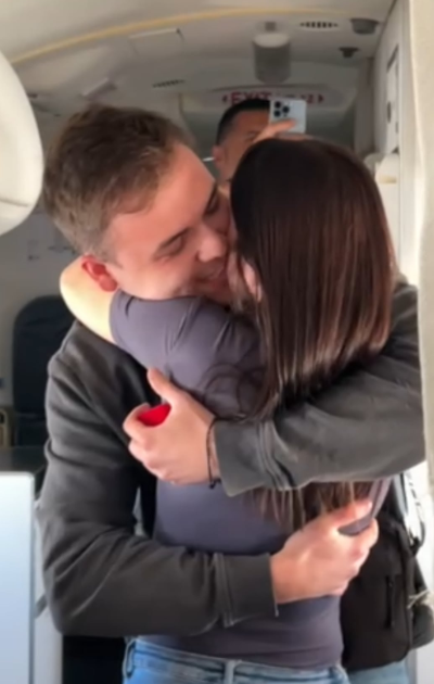 (VIDEO) Spektakularna vjeridba: Mladić zaprosio djevojku na letu Air Montenegro-a