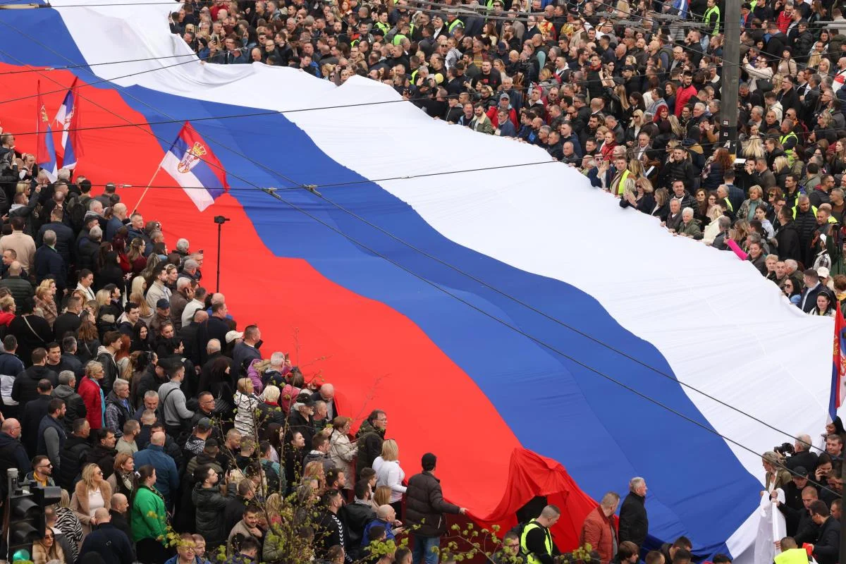 (FOTO) Odžan prvi dan sabora „Ne damo Srbiju“: Razvijena državna zastava duga 200 metara
