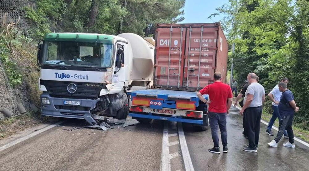 Zbog sudara dva kamiona obustavljen saobraćaj na putu Bar -Sutomore