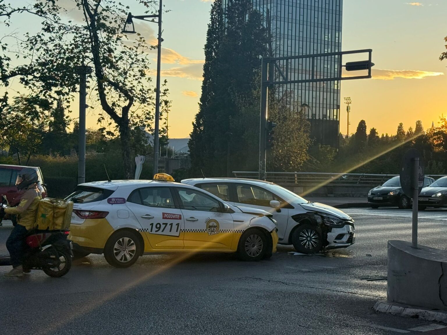 Udes kod Skupštine: Sudarili se taksi i putnički automobil (FOTO/VIDEO)